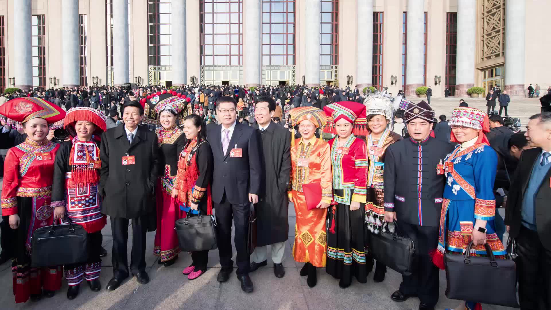 Young people in China want traditional Han clothing back in fashion : r ...